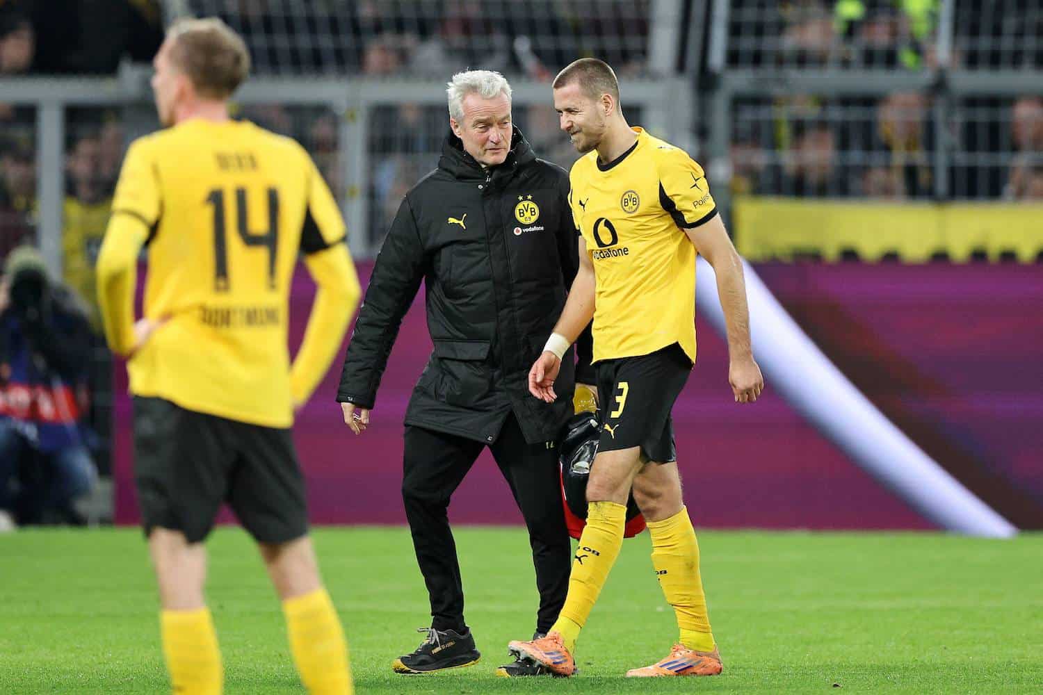 BVB-Abwehr um Schlotterbeck, Anton und Anselmino wirft ganz ...